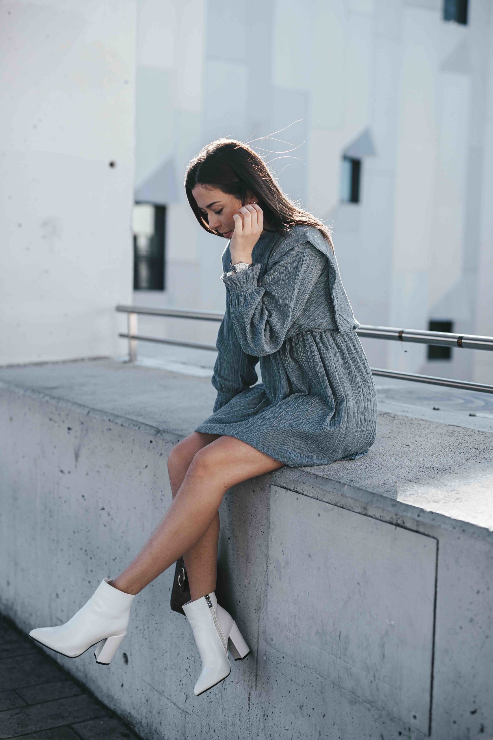 Robe bleue et boots blanches : un combo hivernal ou estival
